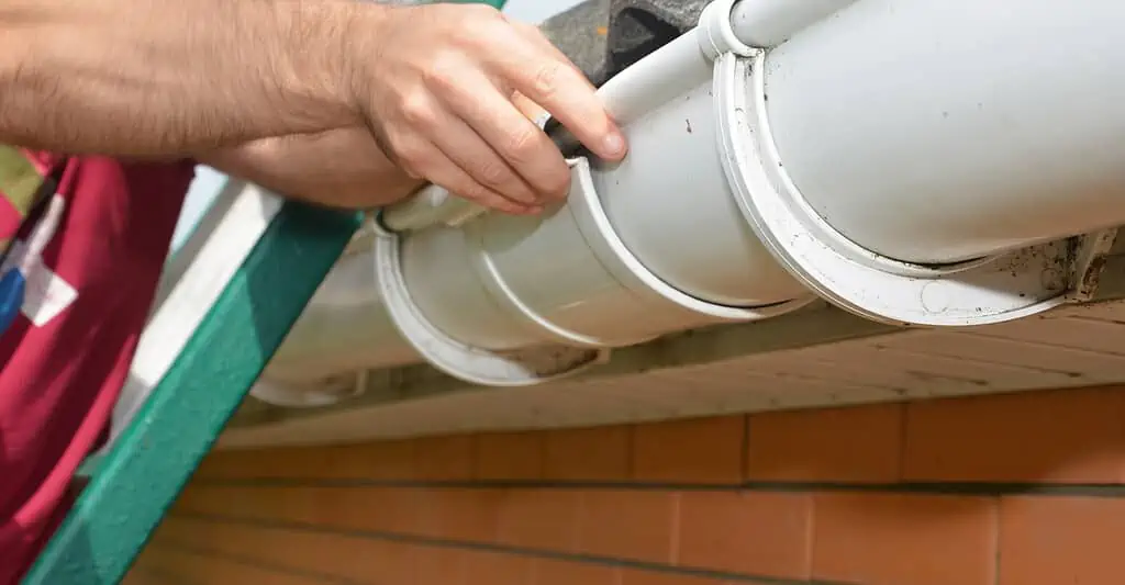 Colmater les fuites d'un chéneau de gouttière percé