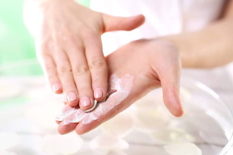 Comment Enlever De La Colle Sur Les Mains