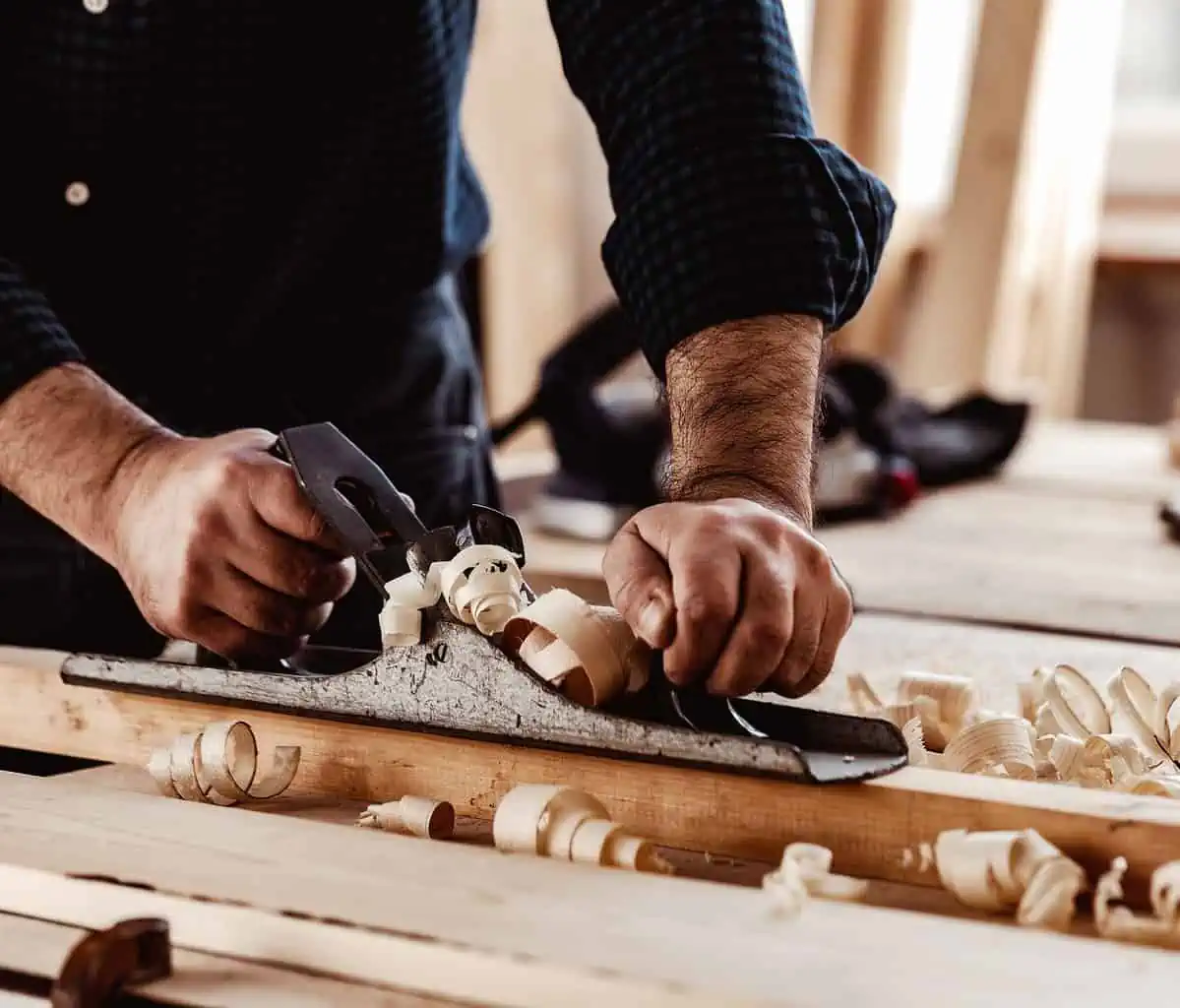 Raboter une pièce de bois