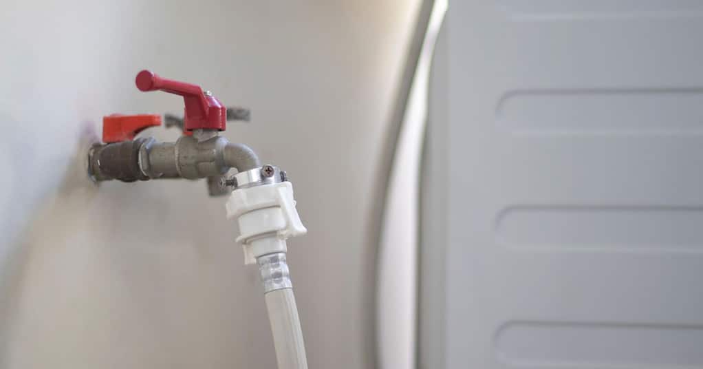 Raccorder une machine à laver