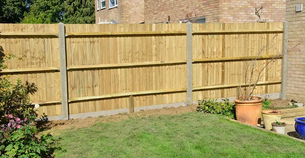 Ancrer un poteau de clôture en bois dans un mur