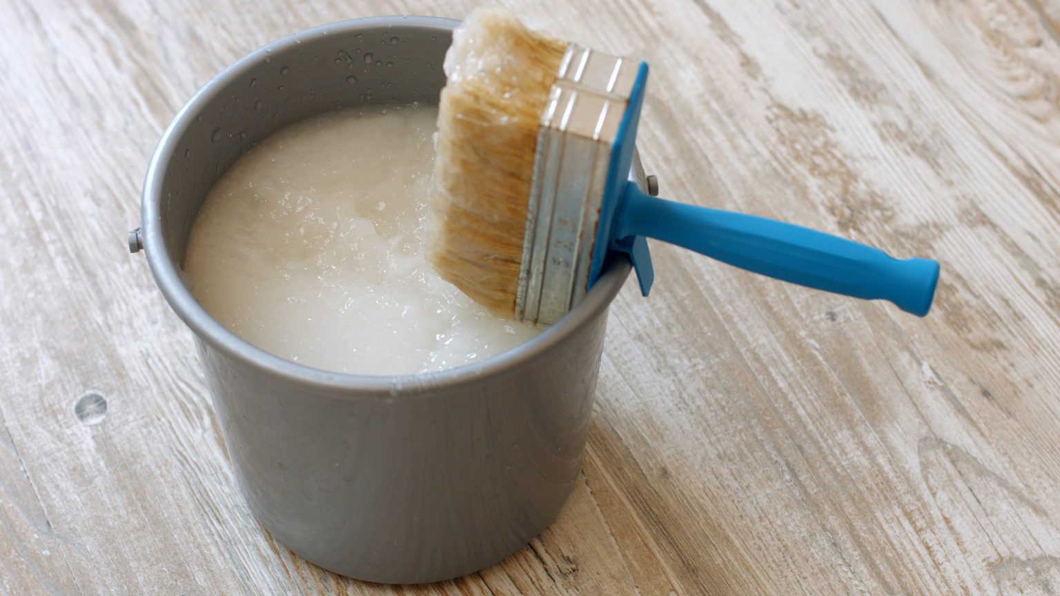 Une recette de colle à papier peint DIY