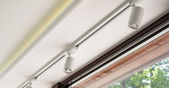 Installer des spots sur câbles