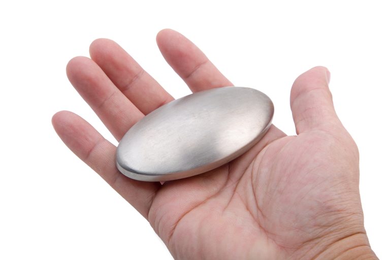 2 astuces efficaces pour supprimer l'odeur de métal sur les mains