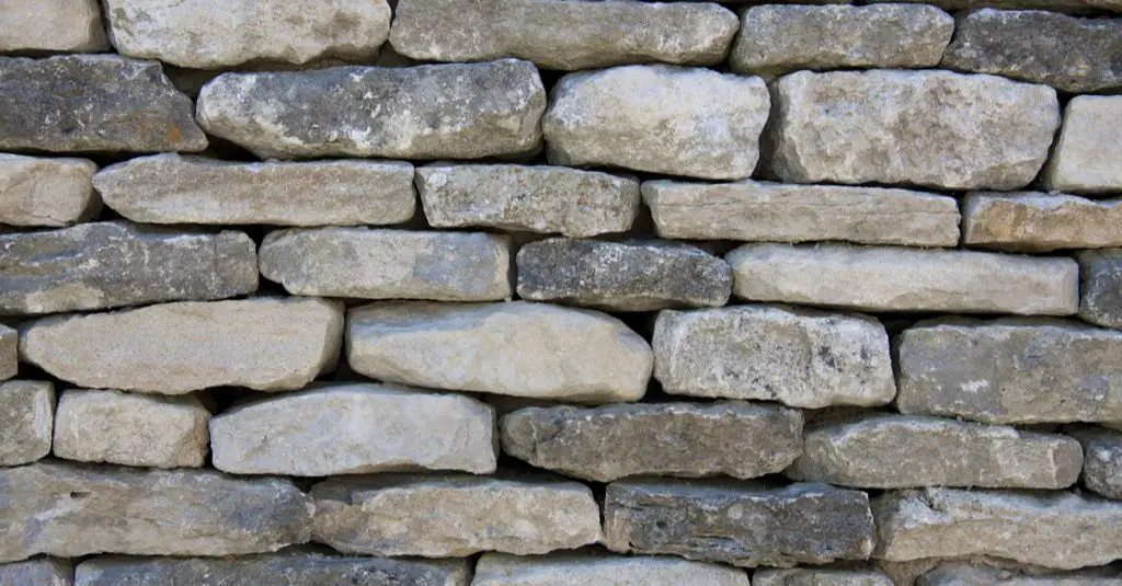 Construire un mur en pierres sèches