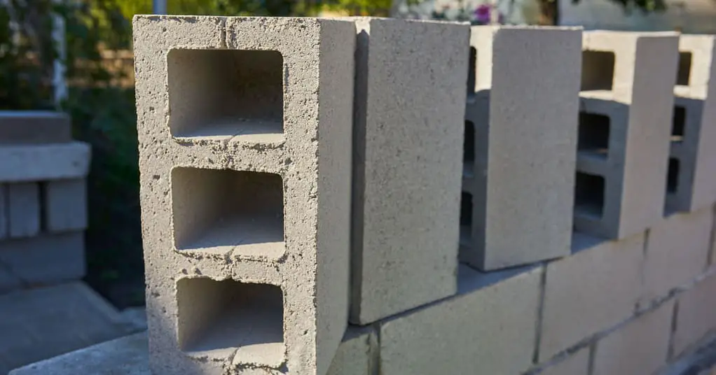 Parpaing versus brique comment choisir