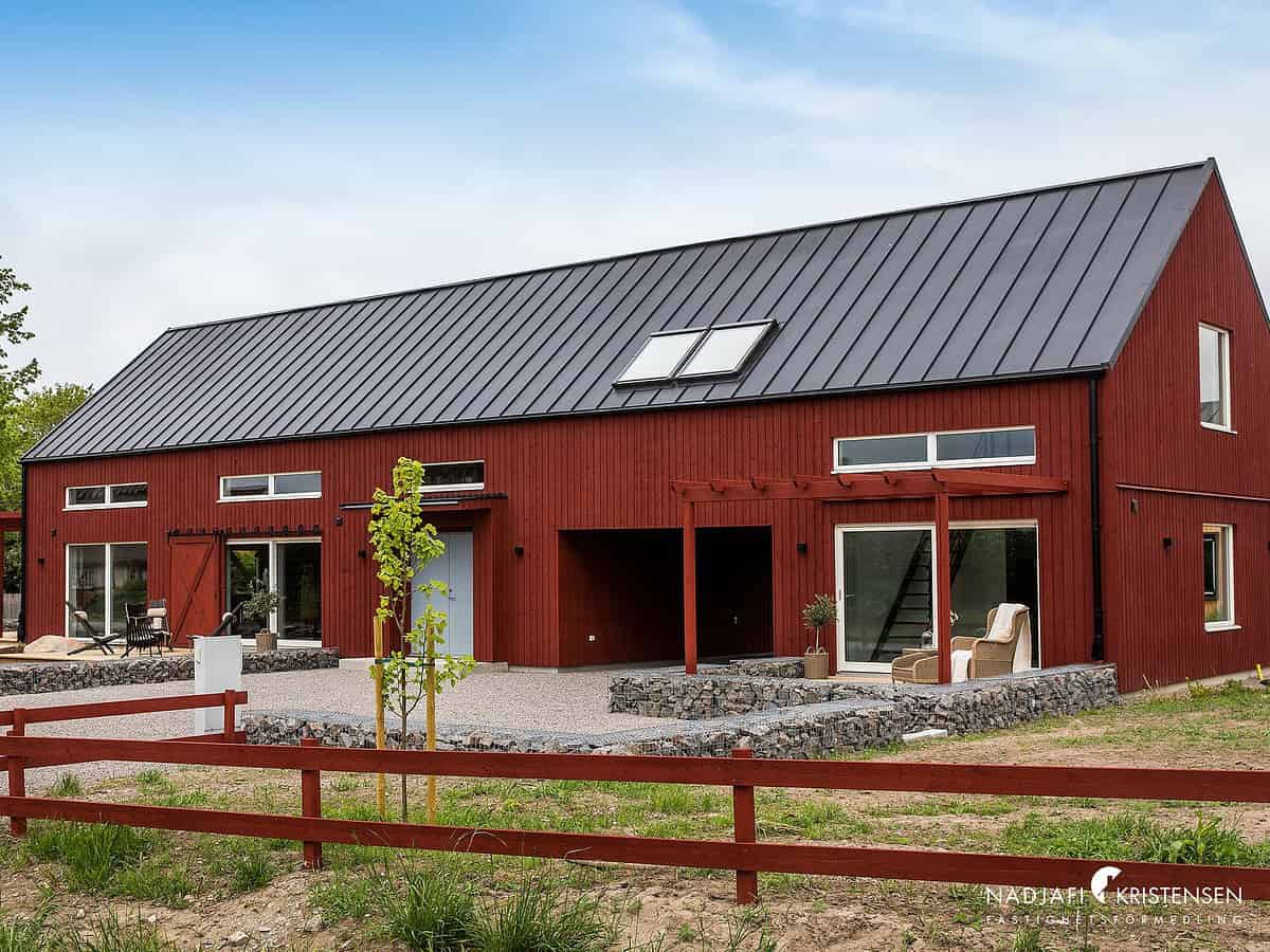 Une belle maison en bois rouge et sa décoration contemporaine