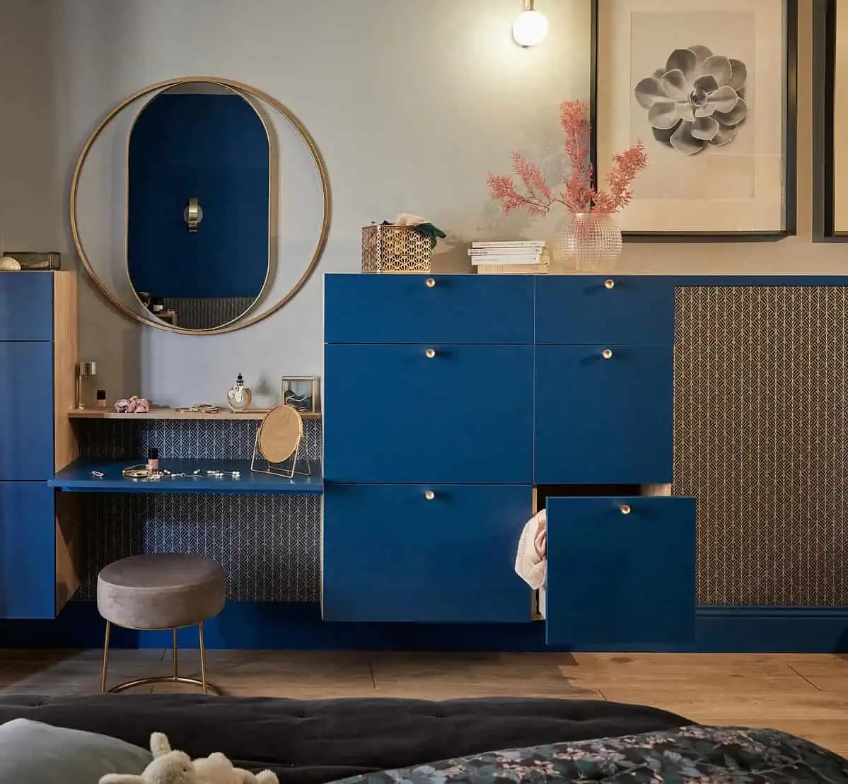 Découvrez ce magnifique dressing fonctionnel aux nuances de bleu