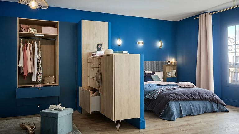 Découvrez ce magnifique dressing fonctionnel aux nuances de bleu