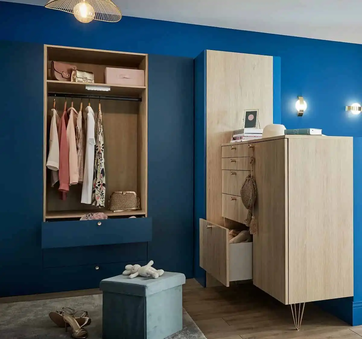 Découvrez ce magnifique dressing fonctionnel aux nuances de bleu