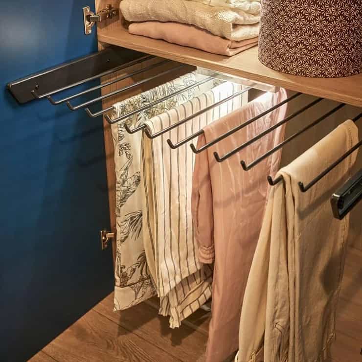 Découvrez ce magnifique dressing fonctionnel aux nuances de bleu