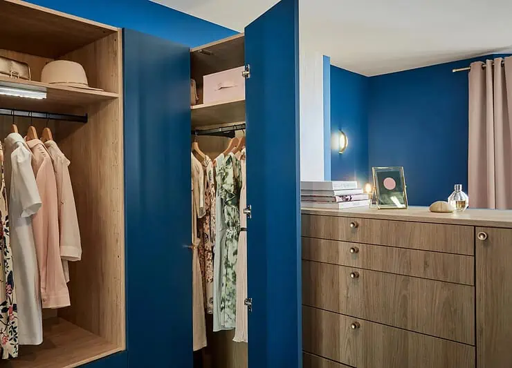 Découvrez ce magnifique dressing fonctionnel aux nuances de bleu
