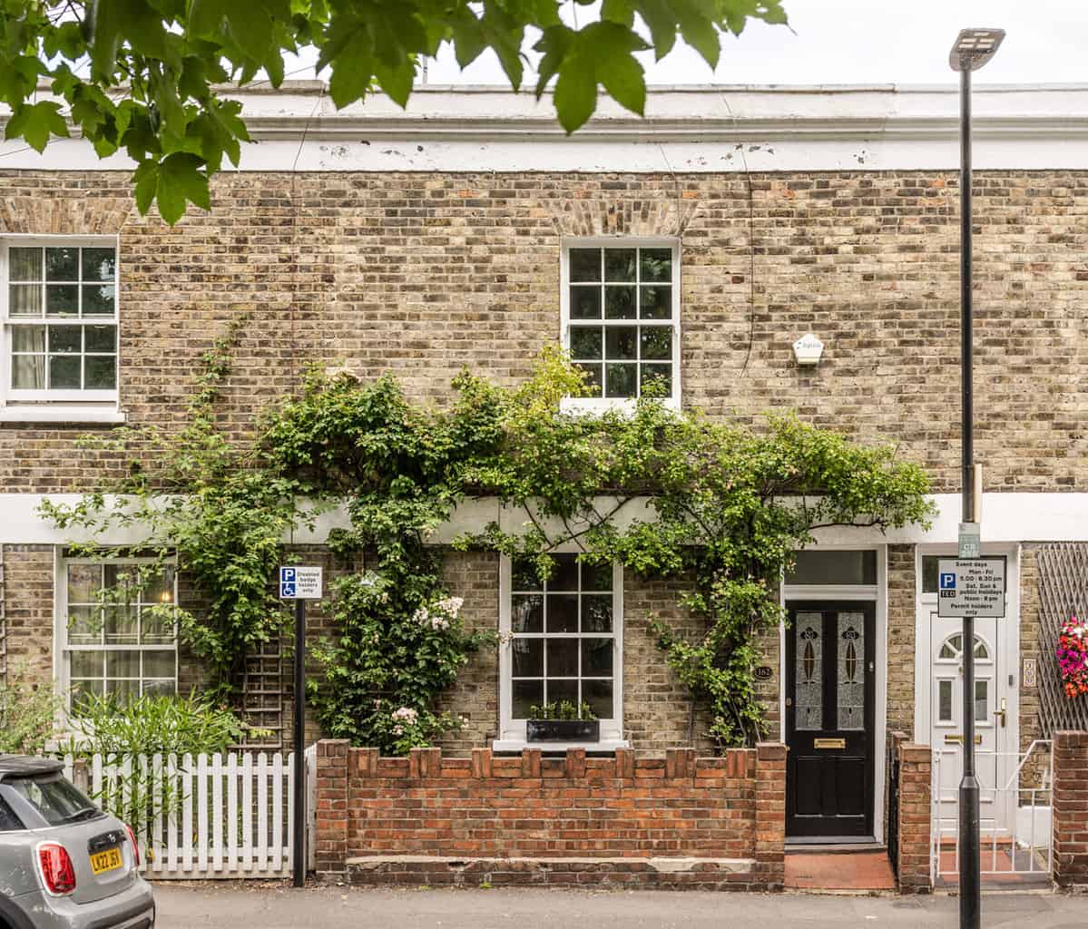 Découvrez cette maison anglaise rénovée et sa façade en briques