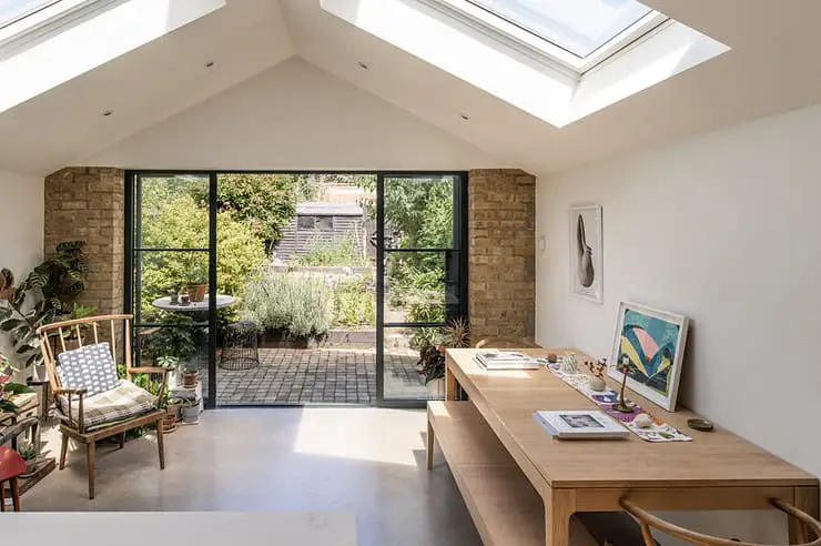 Découvrez cette maison anglaise rénovée et sa façade en briques